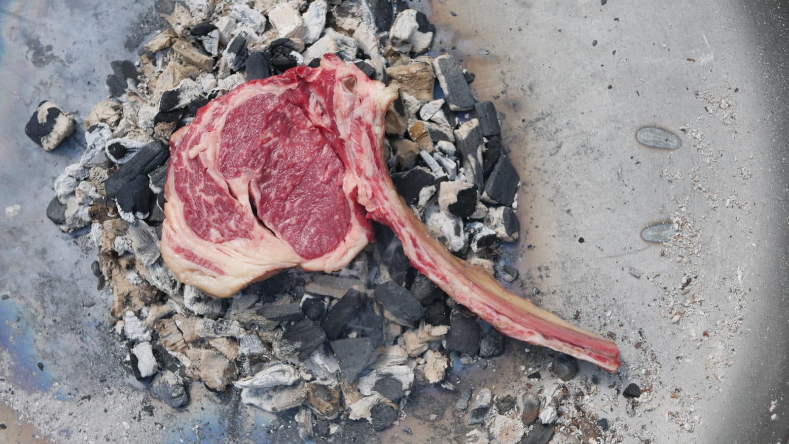 Caveman Steak - So gelingt das perfekte Steak direkt in der Glut