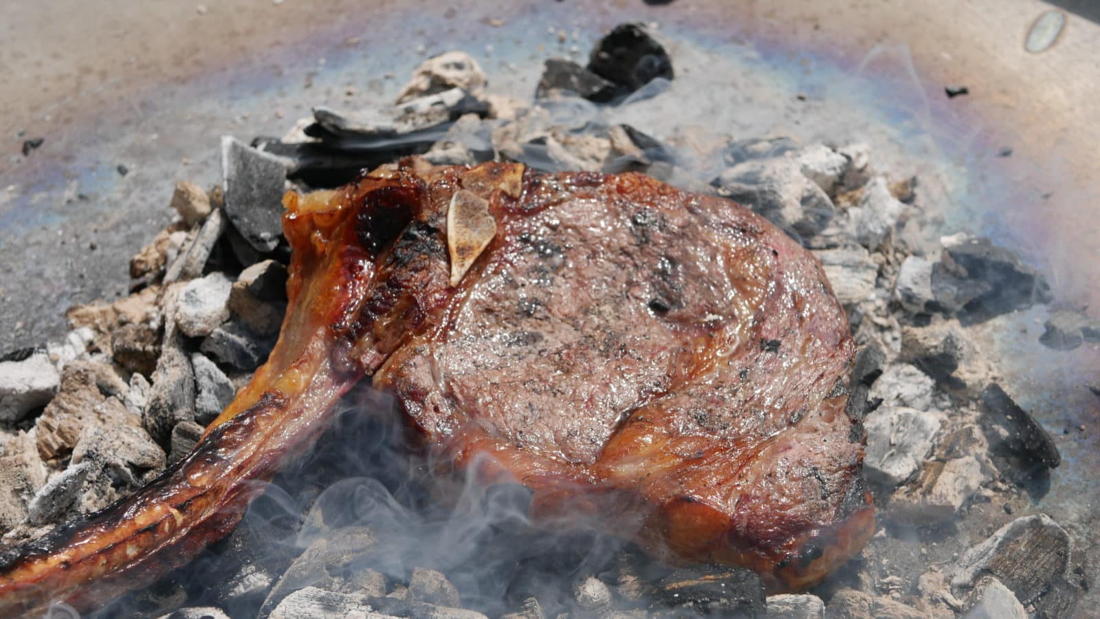 Caveman Steak - So gelingt das perfekte Steak direkt in der Glut