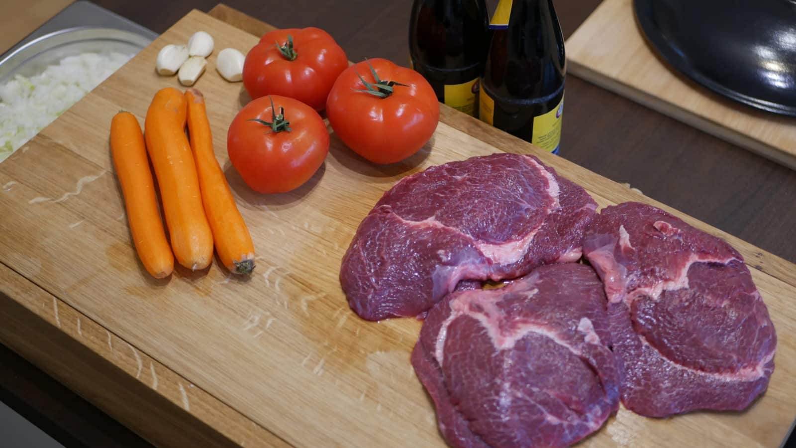 Ochsenbäckchen im Römertopf BBQ Dutch Oven geschmort