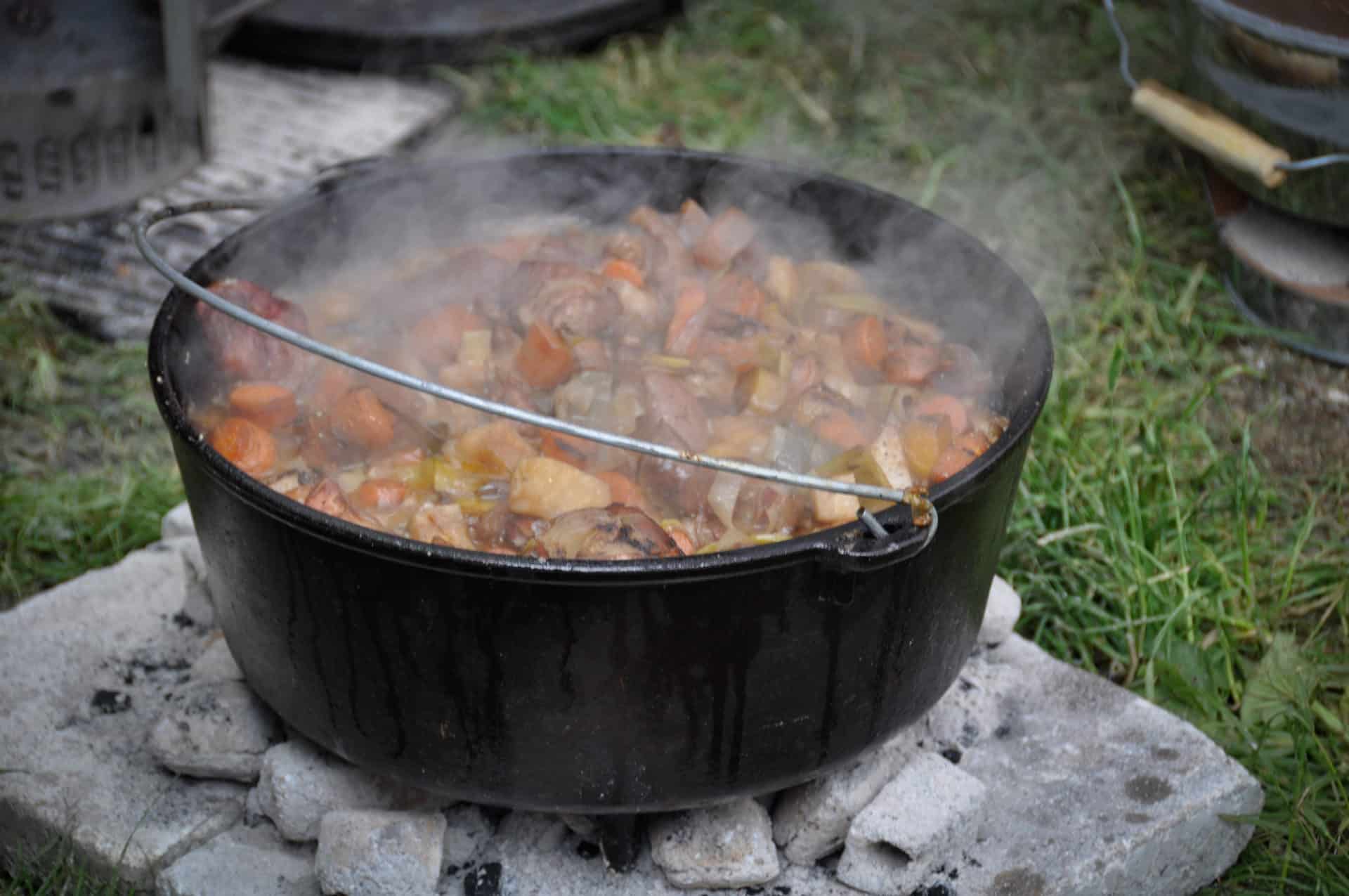 Pfundstopf aus dem Dutch Oven - Der Partyeintopf