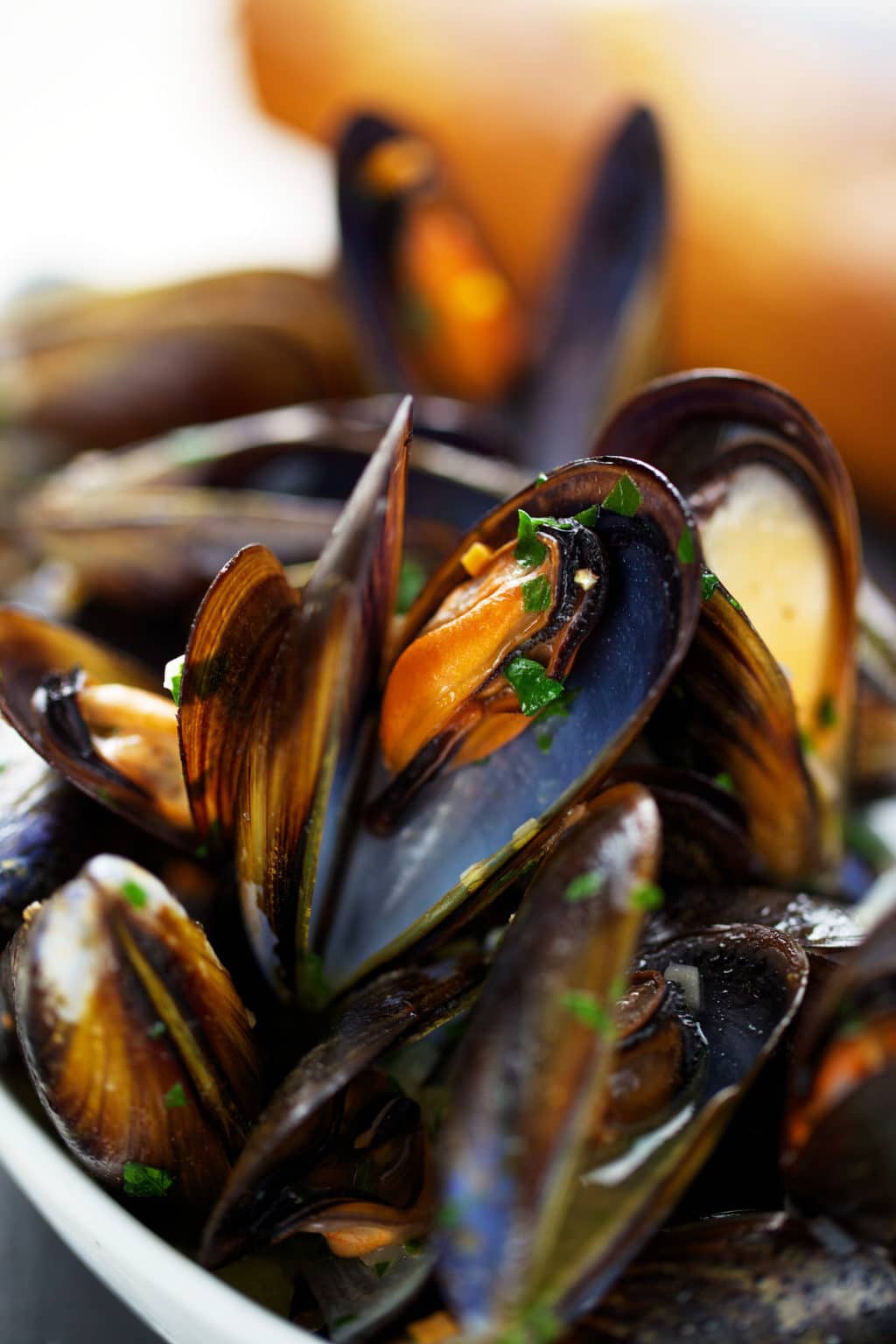 Miesmuscheln in Weißwein grillen: schnell & einfach!